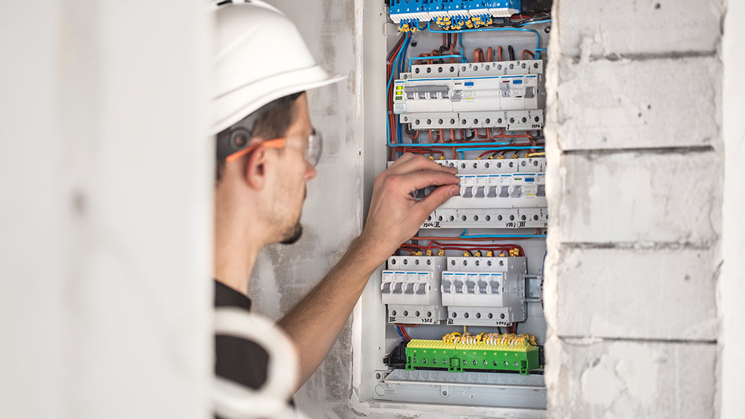 From Settlement to Your New Home: Planning a Safe and Trackable Move